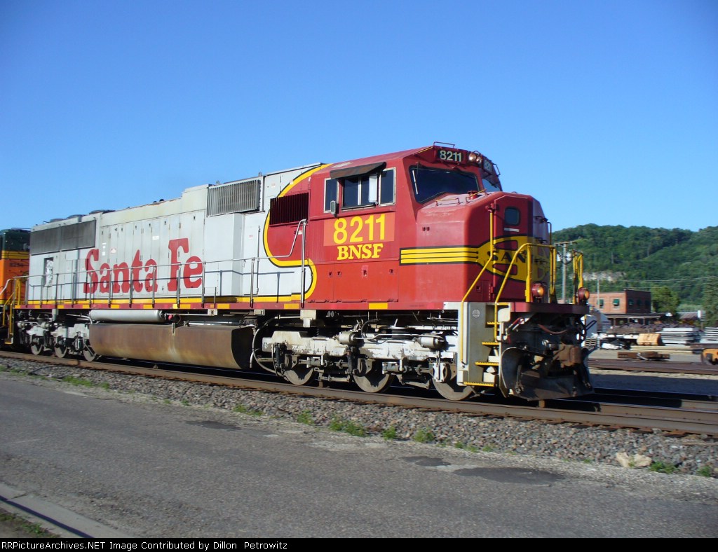 BNSF 8211
